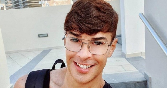 Increíble: Tiene 54 años y luce tan joven que le preguntan si es el ...