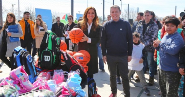 Fernando Gray y Tolosa Paz inauguraron un playón deportivo y ...