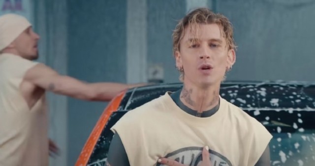 Machine Gun Kelly, MGK, presentó su nuevo single "Cliché", con un video ...