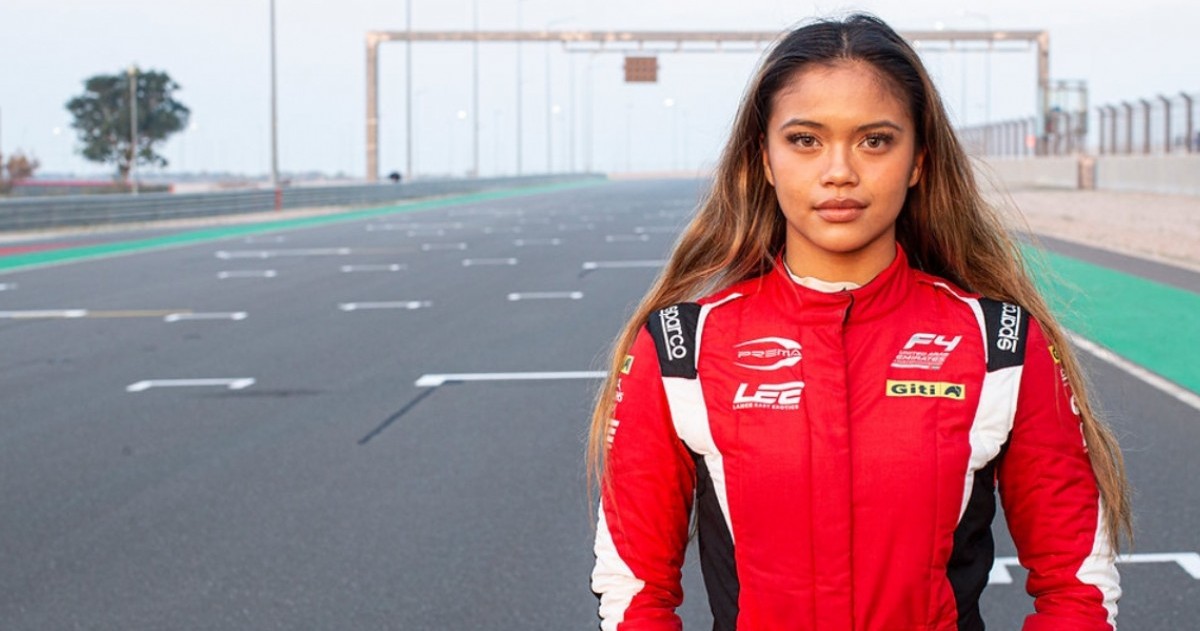 Una corredora de 18 años es la primera mujer en firmar con McLaren y ...