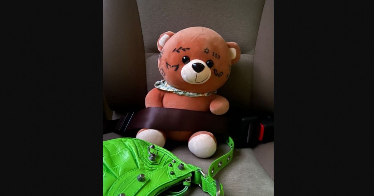 Es un osito: Emilia Mernes mostró el parecido de su tierno peluche y su novio Duki