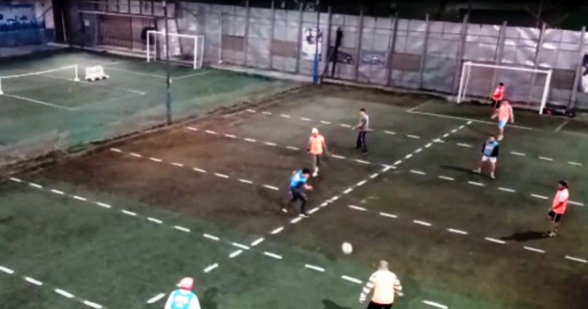 Inventaron el "Metegol Humano": Jugar al fútbol con distanciamiento social